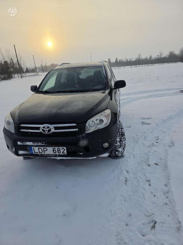 Melns Toyota RAV4 2007 Kauņa, ar dzinēja tilpumu 2.23 L un nobraukumu 223 tūkst. km par 4550 €, foto 1 vietnē AUTOMOTO.COM.LV