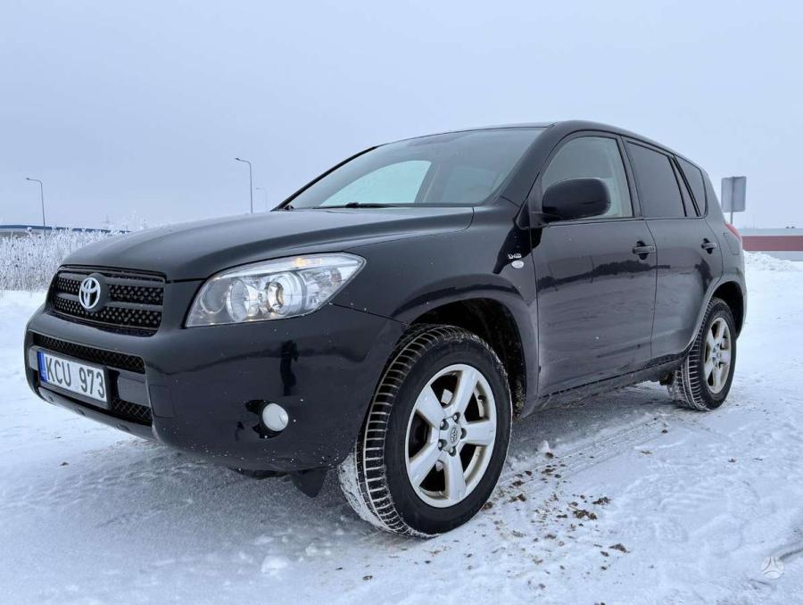 Melns Toyota RAV4 2007 Panevēža, ar dzinēja tilpumu 2.20 L un nobraukumu 323 tūkst. km par 2500 €, foto 1 vietnē AUTOMOTO.COM.LV