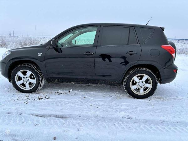 Black Toyota RAV4 2007 in Panevezys, with an engine capacity of 2.20 L and mileage of 323 thousand km for 2500 €, photo 5 on AUTOMOTO.COM.LV