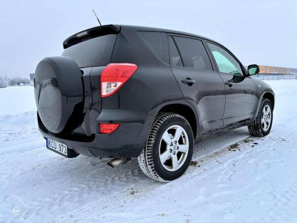 Black Toyota RAV4 2007 in Panevezys, with an engine capacity of 2.20 L and mileage of 323 thousand km for 2500 €, photo 7 on AUTOMOTO.COM.LV