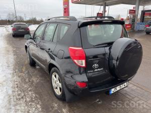 Melns Toyota RAV4 2007 Rīga, ar dzinēja tilpumu 2.00 L un nobraukumu 377 tūkst. km par 3500 €, foto 5 vietnē AUTOMOTO.COM.LV