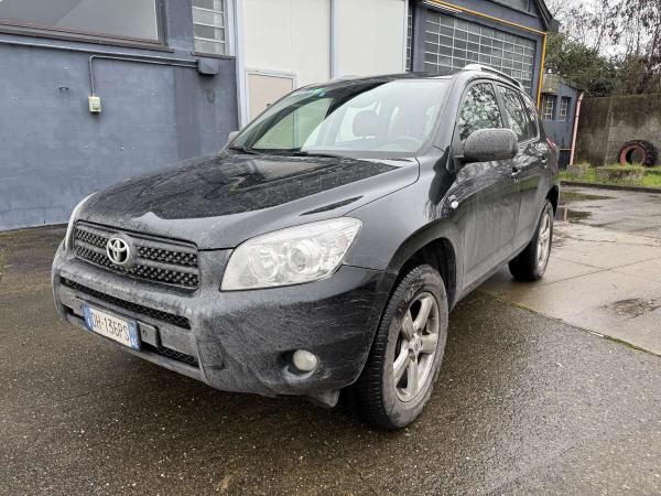 Melns Toyota RAV4 2007 Šauļi, ar dzinēja tilpumu 2.23 L un nobraukumu 103 tūkst. km par 5950 €, foto 1 vietnē AUTOMOTO.COM.LV