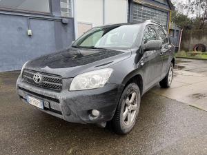 Melns Toyota RAV4 2007 Šauļi, ar dzinēja tilpumu 2.23 L un nobraukumu 103 tūkst. km par 5950 €, foto  vietnē AUTOMOTO.COM.LV