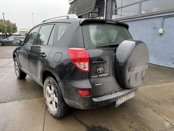 Melns Toyota RAV4 2007 Šauļi, ar dzinēja tilpumu 2.23 L un nobraukumu 103 tūkst. km par 5950 €, foto 4 vietnē AUTOMOTO.COM.LV