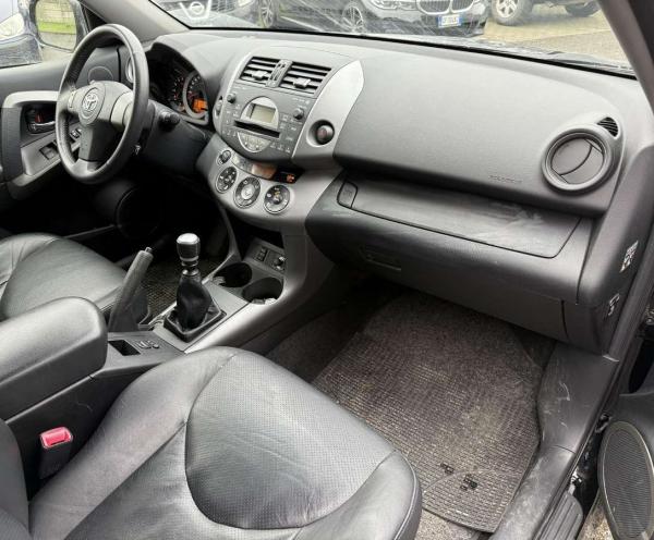 Melns Toyota RAV4 2007 Šauļi, ar dzinēja tilpumu 2.23 L un nobraukumu 103 tūkst. km par 5950 €, foto 7 vietnē AUTOMOTO.COM.LV
