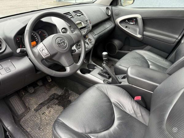 Melns Toyota RAV4 2007 Šauļi, ar dzinēja tilpumu 2.23 L un nobraukumu 103 tūkst. km par 5950 €, foto 8 vietnē AUTOMOTO.COM.LV