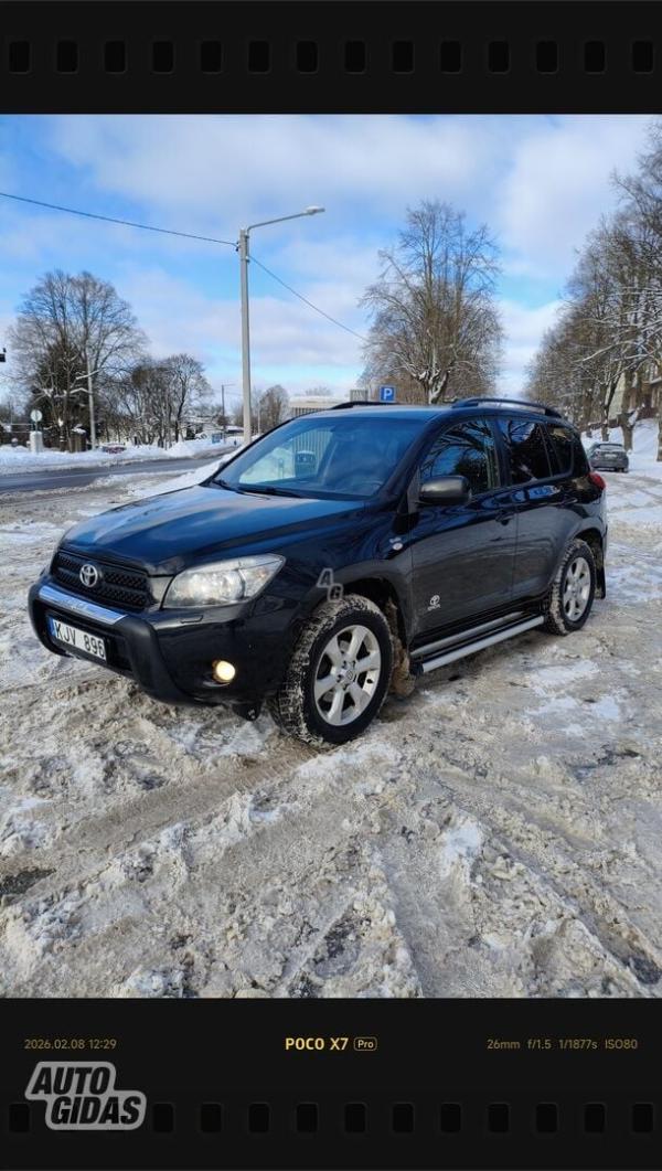 Melns Toyota RAV4 2007 Viļņa, ar dzinēja tilpumu 2.20 L un nobraukumu 330 tūkst. km par 3700 €, foto 2 vietnē AUTOMOTO.COM.LV