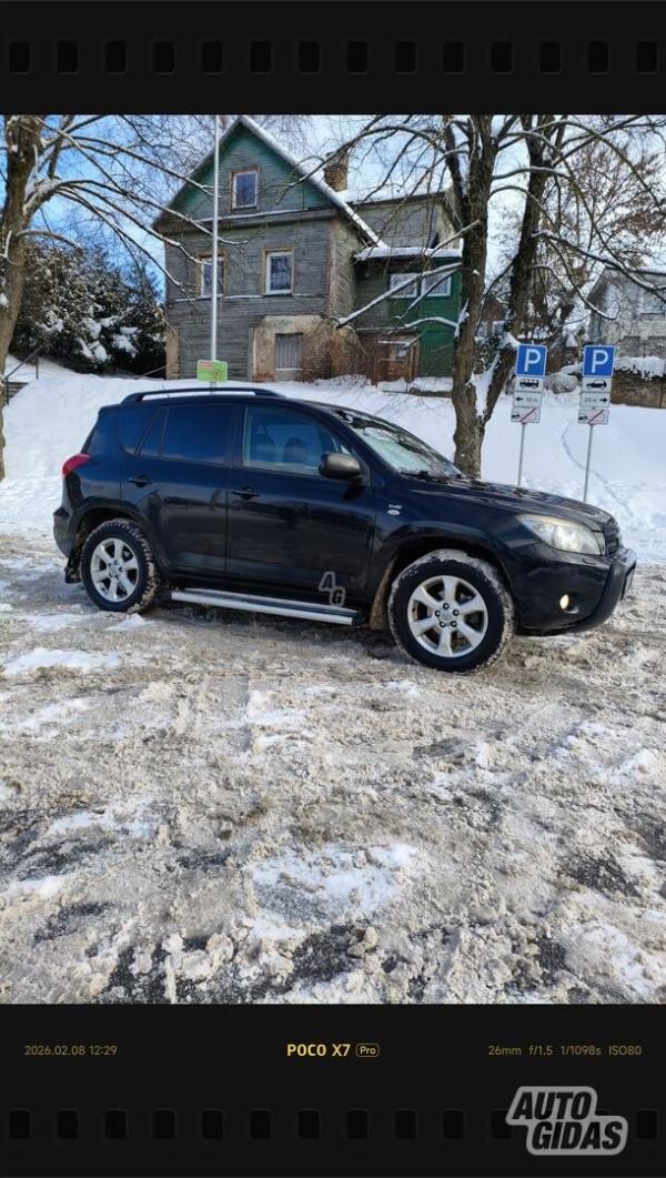 Melns Toyota RAV4 2007 Viļņa, ar dzinēja tilpumu 2.20 L un nobraukumu 330 tūkst. km par 3700 €, foto 3 vietnē AUTOMOTO.COM.LV