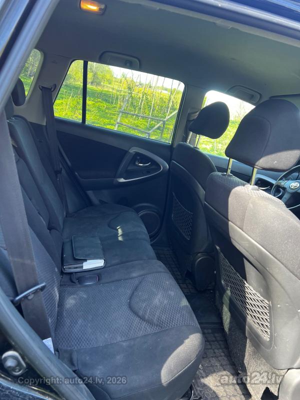 Melns Toyota RAV4 2007 Tallina, ar dzinēja tilpumu 2.20 L un nobraukumu 0 tūkst. km par 3000 €, foto 2 vietnē AUTOMOTO.COM.LV