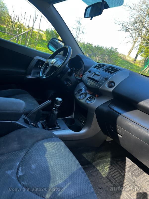 Melns Toyota RAV4 2007 Tallina, ar dzinēja tilpumu 2.20 L un nobraukumu 0 tūkst. km par 3000 €, foto 3 vietnē AUTOMOTO.COM.LV