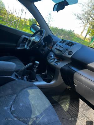 Melns Toyota RAV4 2007 Tallina, ar dzinēja tilpumu 2.20 L un nobraukumu 0 tūkst. km par 3000 €, foto 4 vietnē AUTOMOTO.COM.LV