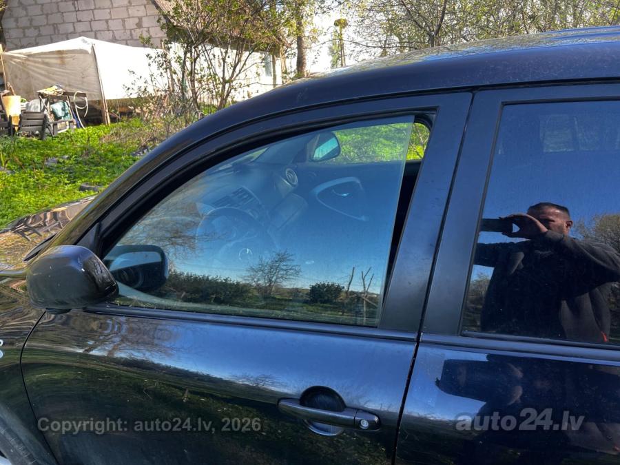 Melns Toyota RAV4 2007 Tallina, ar dzinēja tilpumu 2.20 L un nobraukumu 0 tūkst. km par 3000 €, foto 5 vietnē AUTOMOTO.COM.LV