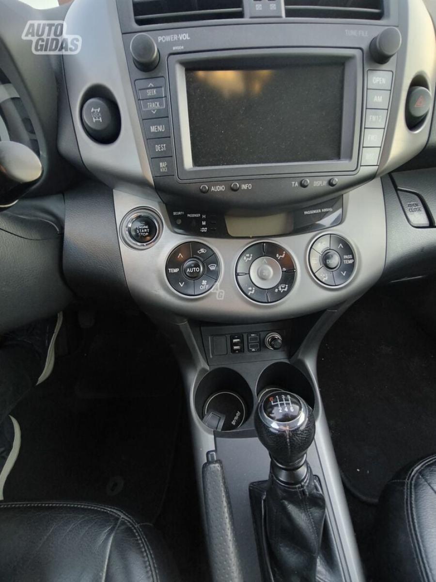 Black Toyota RAV4 2007 in Vilnius, with an engine capacity of 2.20 L and mileage of 315 thousand km for 3999 €, photo 4 on AUTOMOTO.COM.LV