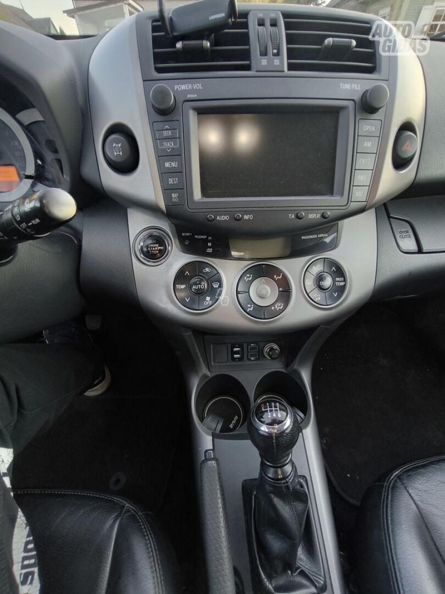 Black Toyota RAV4 2007 in Vilnius, with an engine capacity of 2.20 L and mileage of 315 thousand km for 3999 €, photo 8 on AUTOMOTO.COM.LV
