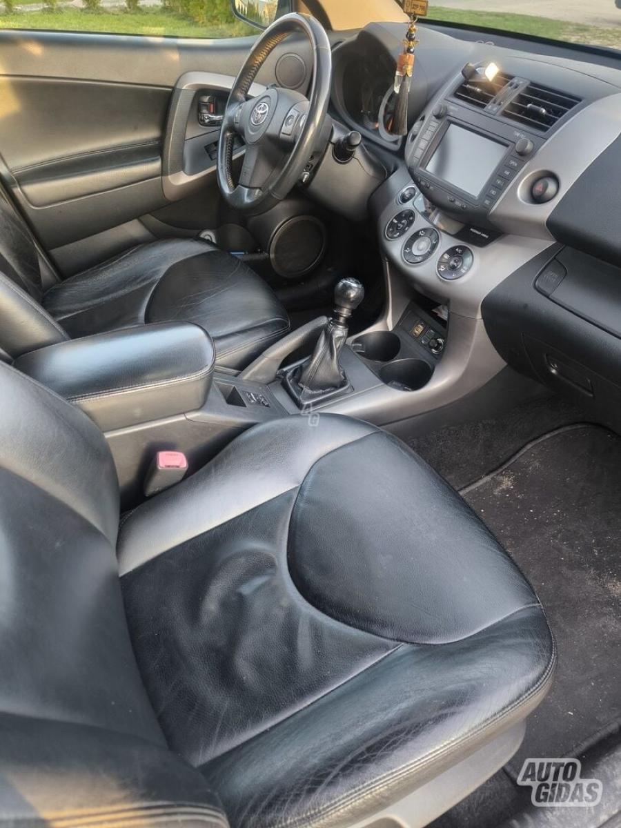 Black Toyota RAV4 2007 in Vilnius, with an engine capacity of 2.20 L and mileage of 315 thousand km for 3999 €, photo 10 on AUTOMOTO.COM.LV