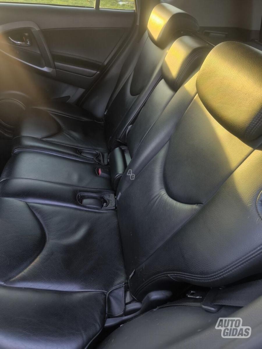 Black Toyota RAV4 2007 in Vilnius, with an engine capacity of 2.20 L and mileage of 315 thousand km for 3999 €, photo 12 on AUTOMOTO.COM.LV
