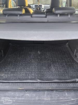 Black Toyota RAV4 2007 in Vilnius, with an engine capacity of 2.20 L and mileage of 315 thousand km for 3999 €, photo 13 on AUTOMOTO.COM.LV