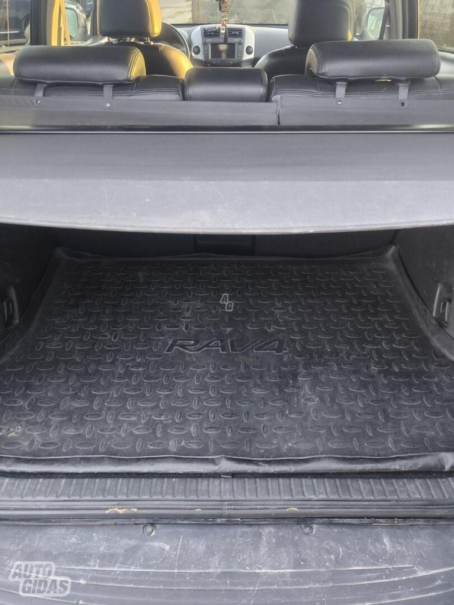 Black Toyota RAV4 2007 in Vilnius, with an engine capacity of 2.20 L and mileage of 315 thousand km for 3999 €, photo 13 on AUTOMOTO.COM.LV