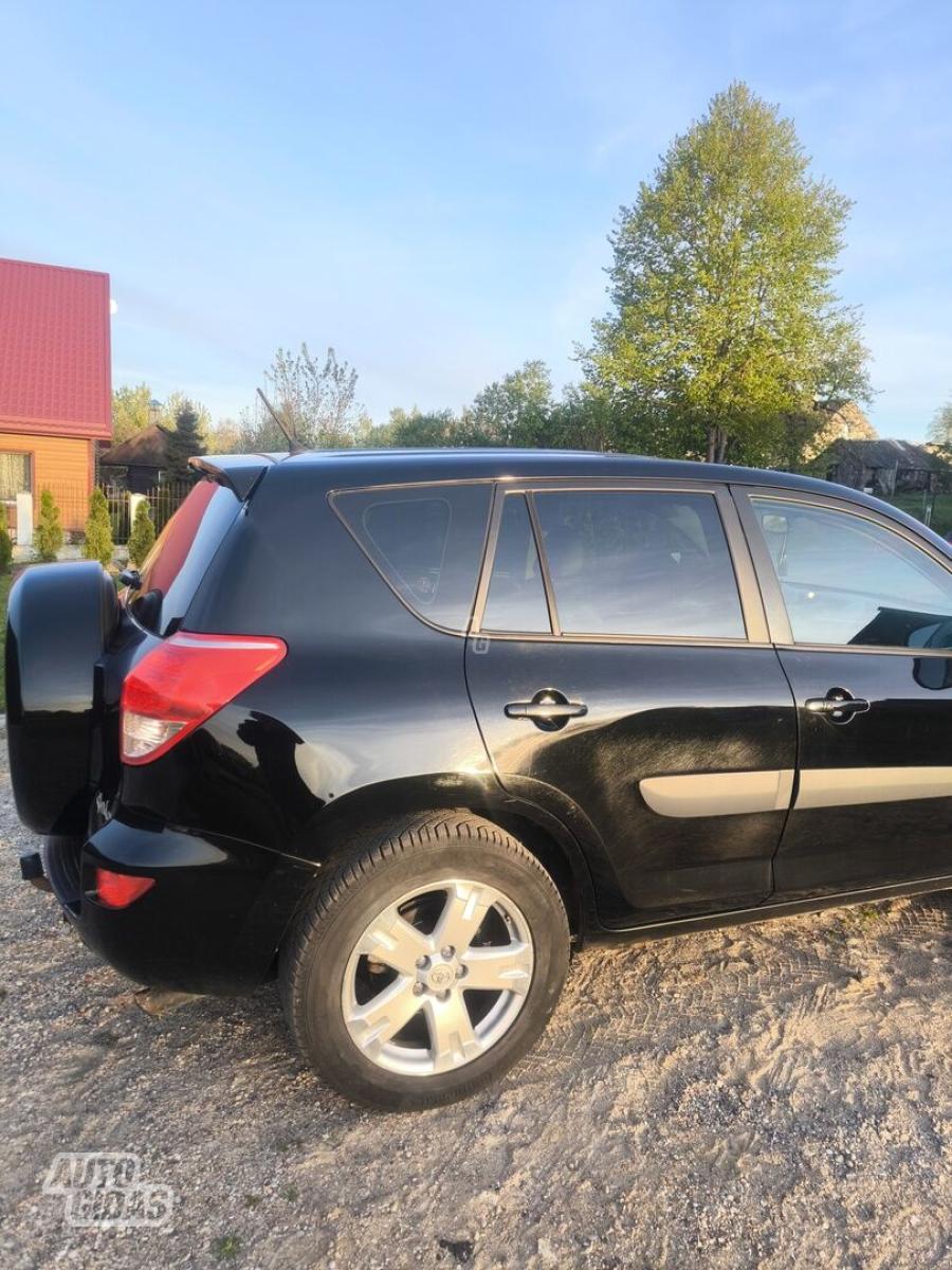 Black Toyota RAV4 2007 in Vilnius, with an engine capacity of 2.20 L and mileage of 315 thousand km for 3999 €, photo 14 on AUTOMOTO.COM.LV