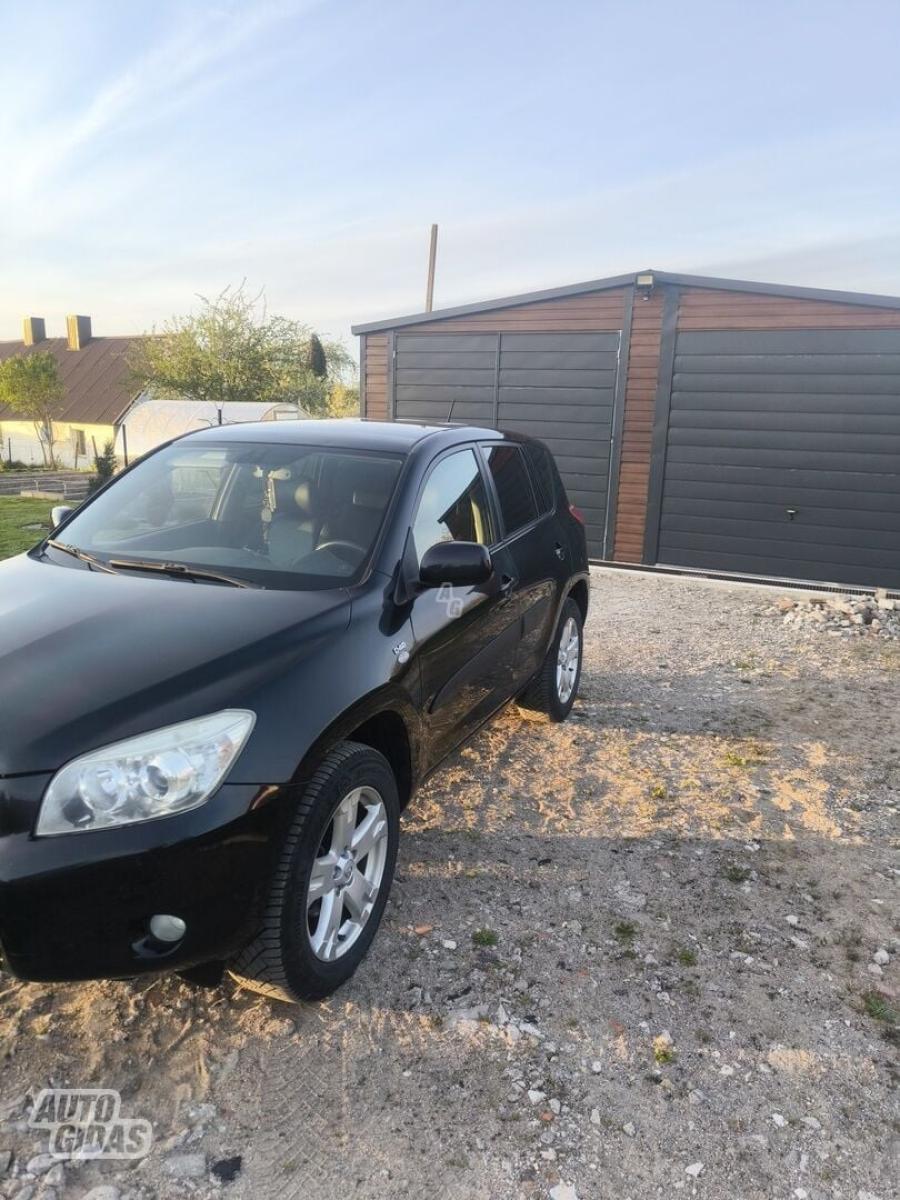 Black Toyota RAV4 2007 in Vilnius, with an engine capacity of 2.20 L and mileage of 315 thousand km for 3999 €, photo 15 on AUTOMOTO.COM.LV