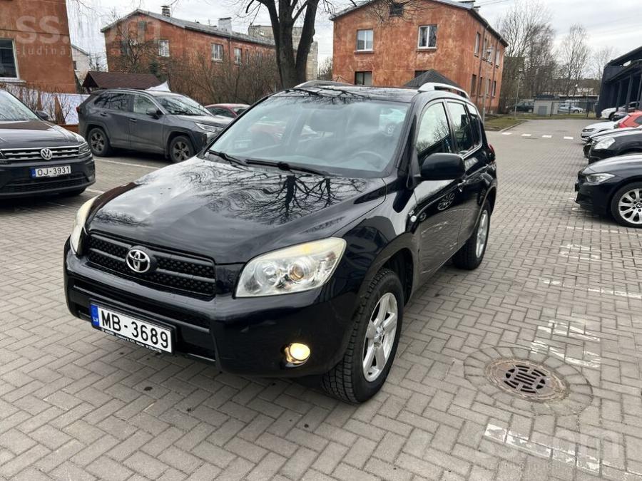 Melns Toyota RAV4 2007 Rīga, ar dzinēja tilpumu 2.20 L un nobraukumu 218 tūkst. km par 4800 €, foto 1 vietnē AUTOMOTO.COM.LV