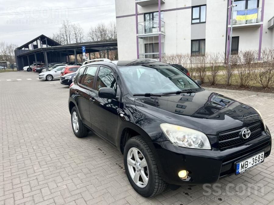 Melns Toyota RAV4 2007 Rīga, ar dzinēja tilpumu 2.20 L un nobraukumu 218 tūkst. km par 4800 €, foto 3 vietnē AUTOMOTO.COM.LV
