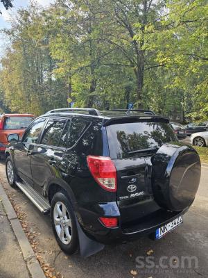 Melns Toyota RAV4 2007 Rīga, ar dzinēja tilpumu 2.00 L un nobraukumu 145 tūkst. km par 6700 €, foto  vietnē AUTOMOTO.COM.LV