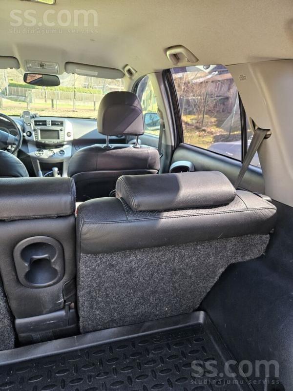 Black Toyota RAV4 2007 in Riga, with an engine capacity of 2.00 L and mileage of 145 thousand km for 6700 €, photo 9 on AUTOMOTO.COM.LV