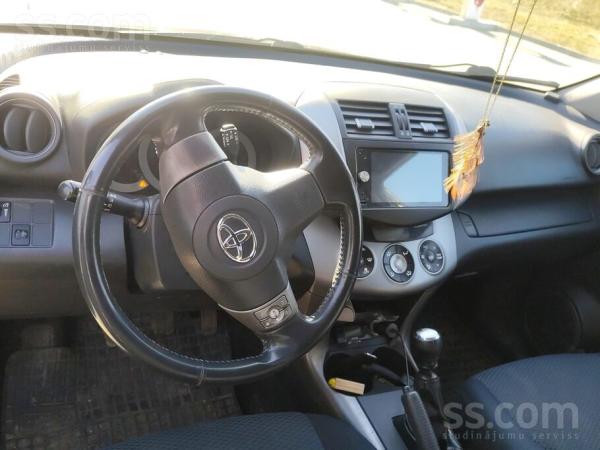 Black Toyota RAV4 2007 in Rezekne, with an engine capacity of 2.20 L and mileage of 300 thousand km for 3500 €, photo 4 on AUTOMOTO.COM.LV