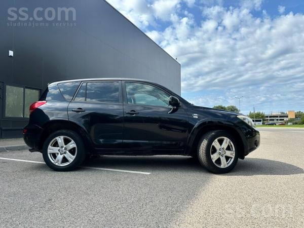 Melns Toyota RAV4 2007 Rīga, ar dzinēja tilpumu 2.20 L un nobraukumu 315 tūkst. km par 3900 €, foto 2 vietnē AUTOMOTO.COM.LV