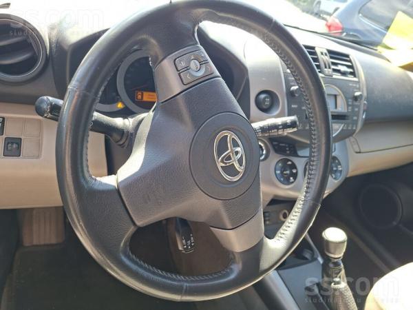 Melns Toyota RAV4 2007 Rīga, ar dzinēja tilpumu 2.20 L un nobraukumu 315 tūkst. km par 3900 €, foto 5 vietnē AUTOMOTO.COM.LV