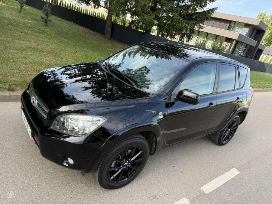 Black Toyota RAV4 2007 in Taurage, with an engine capacity of 2.23 L and mileage of 220 thousand km for 4700 €, photo 3 on AUTOMOTO.COM.LV