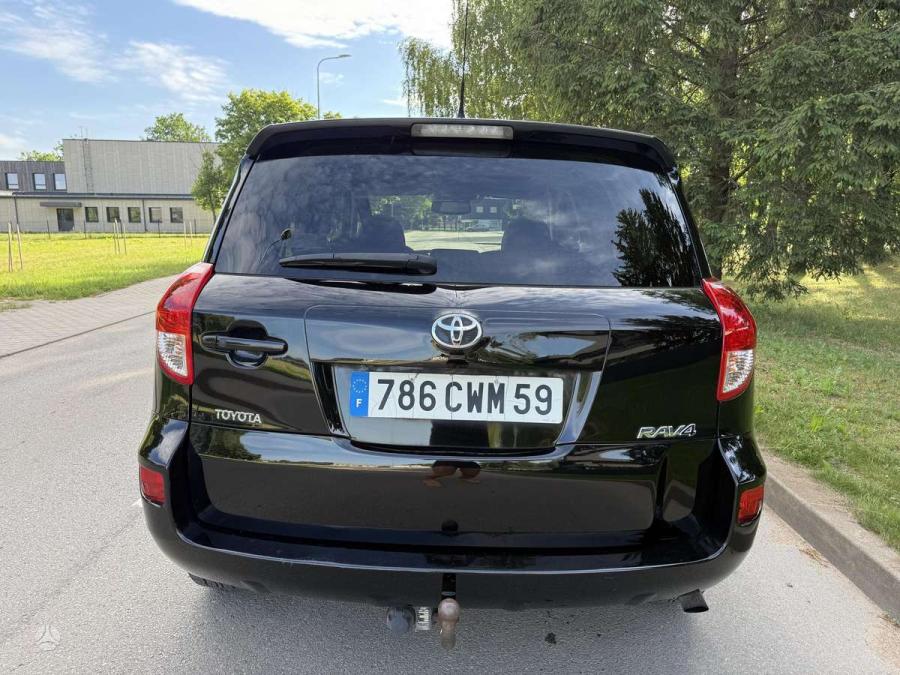 Black Toyota RAV4 2007 in Taurage, with an engine capacity of 2.23 L and mileage of 220 thousand km for 4700 €, photo 7 on AUTOMOTO.COM.LV