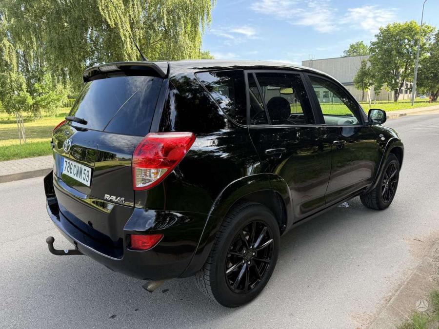 Black Toyota RAV4 2007 in Taurage, with an engine capacity of 2.23 L and mileage of 220 thousand km for 4700 €, photo 9 on AUTOMOTO.COM.LV