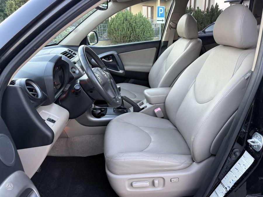 Black Toyota RAV4 2007 in Taurage, with an engine capacity of 2.23 L and mileage of 220 thousand km for 4700 €, photo 17 on AUTOMOTO.COM.LV