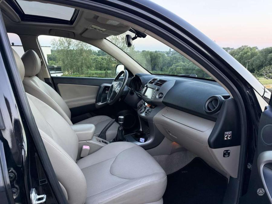 Black Toyota RAV4 2007 in Taurage, with an engine capacity of 2.23 L and mileage of 220 thousand km for 4700 €, photo 20 on AUTOMOTO.COM.LV