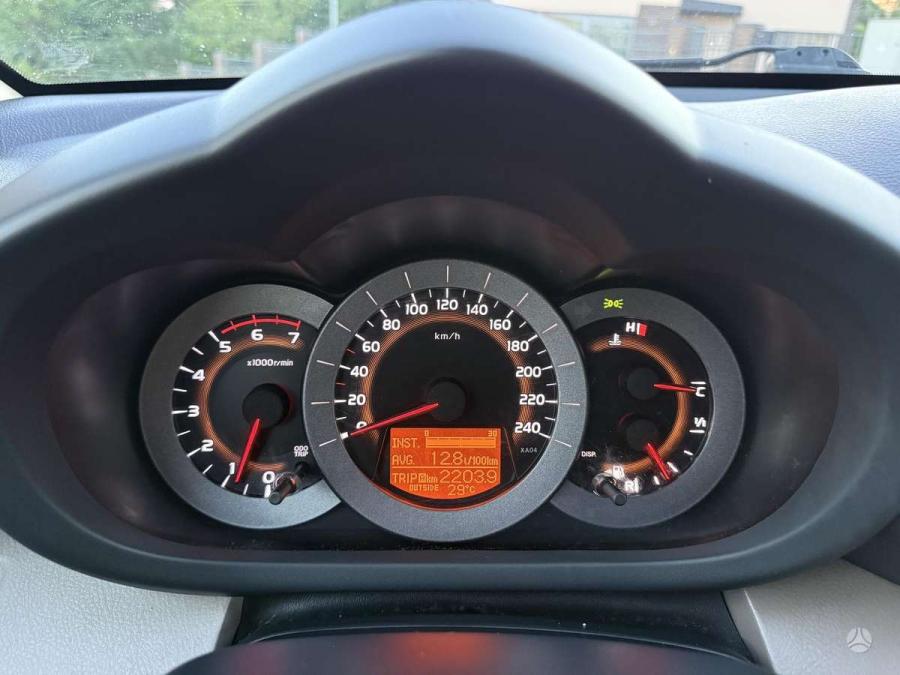 Black Toyota RAV4 2007 in Taurage, with an engine capacity of 2.23 L and mileage of 220 thousand km for 4700 €, photo 22 on AUTOMOTO.COM.LV
