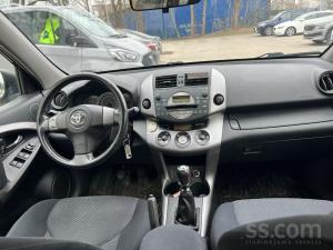 Black Toyota RAV4 2007 in Riga, with an engine capacity of 2.20 L and mileage of 218 thousand km for 4900 €, photo 6 on AUTOMOTO.COM.LV