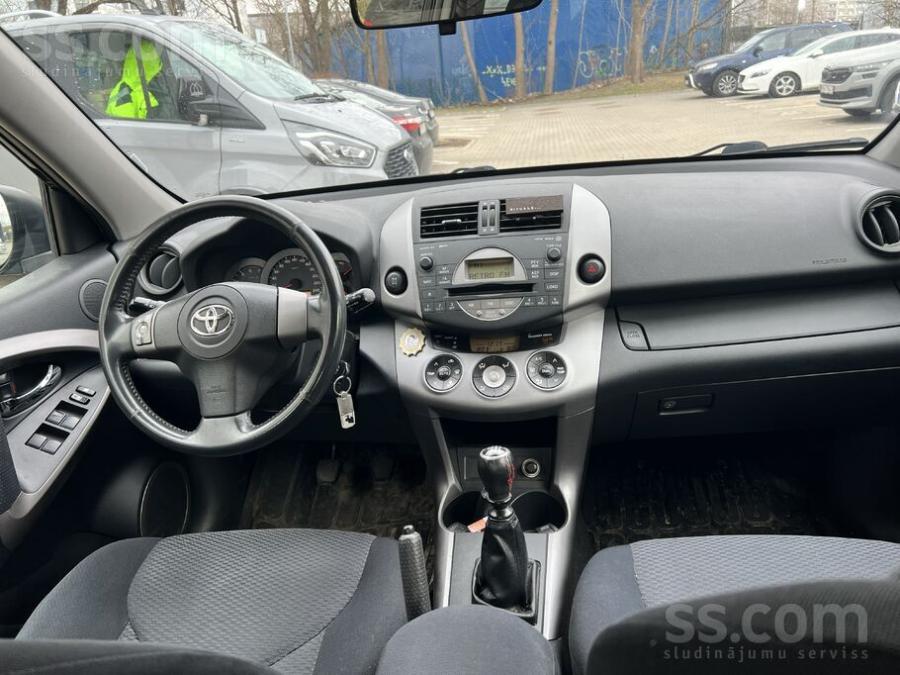 Black Toyota RAV4 2007 in Riga, with an engine capacity of 2.20 L and mileage of 218 thousand km for 4900 €, photo 6 on AUTOMOTO.COM.LV