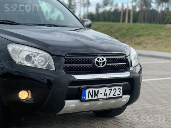 Black Toyota RAV4 2007 in Valmiera, with an engine capacity of 2.20 L and mileage of 220 thousand km for 4850 €, photo 3 on AUTOMOTO.COM.LV