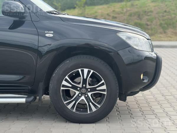 Black Toyota RAV4 2007 in Valmiera, with an engine capacity of 2.20 L and mileage of 220 thousand km for 4850 €, photo 5 on AUTOMOTO.COM.LV