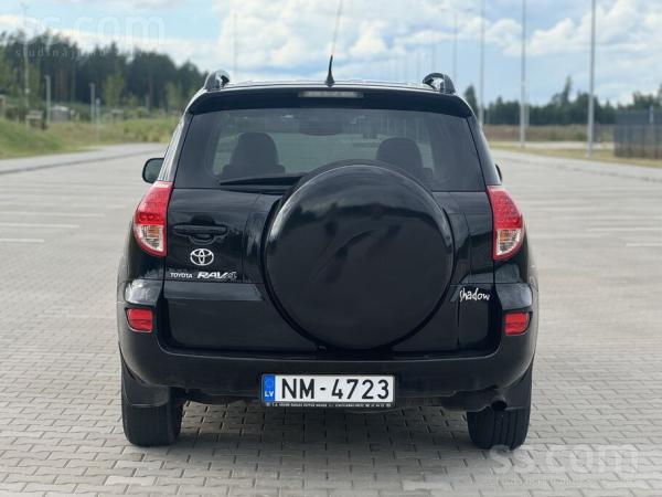 Black Toyota RAV4 2007 in Valmiera, with an engine capacity of 2.20 L and mileage of 220 thousand km for 4850 €, photo 8 on AUTOMOTO.COM.LV