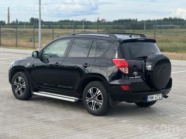 Black Toyota RAV4 2007 in Valmiera, with an engine capacity of 2.20 L and mileage of 220 thousand km for 4850 €, photo 9 on AUTOMOTO.COM.LV