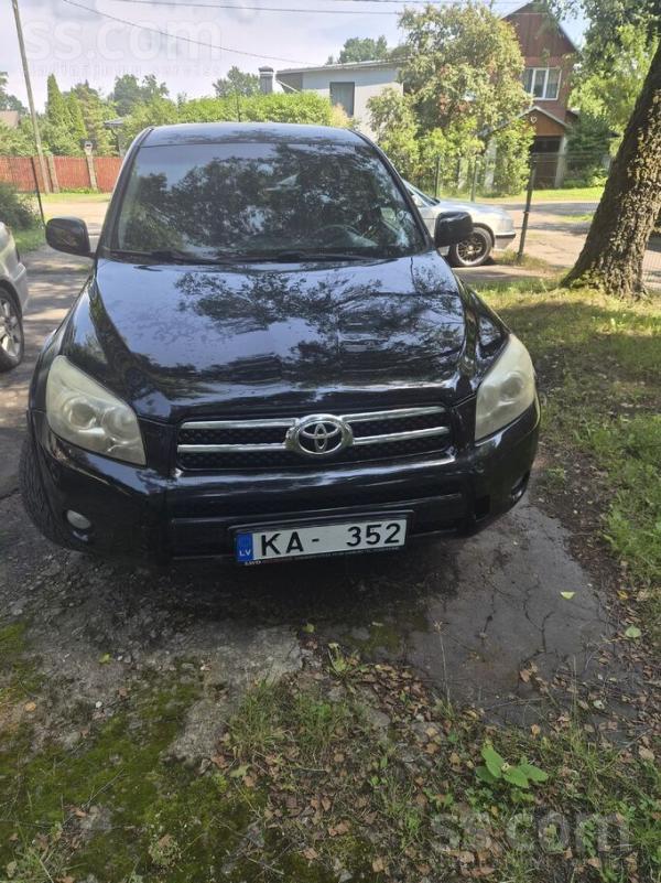 Melns Toyota RAV4 2007 Rīga, ar dzinēja tilpumu 2.20 L un nobraukumu 367 tūkst. km par 3500 €, foto 1 vietnē AUTOMOTO.COM.LV