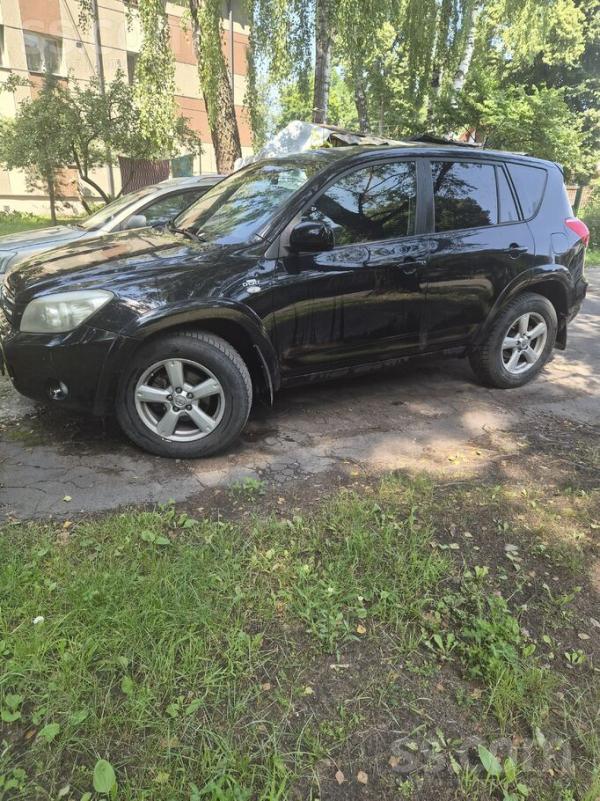 Melns Toyota RAV4 2007 Rīga, ar dzinēja tilpumu 2.20 L un nobraukumu 367 tūkst. km par 3500 €, foto 3 vietnē AUTOMOTO.COM.LV