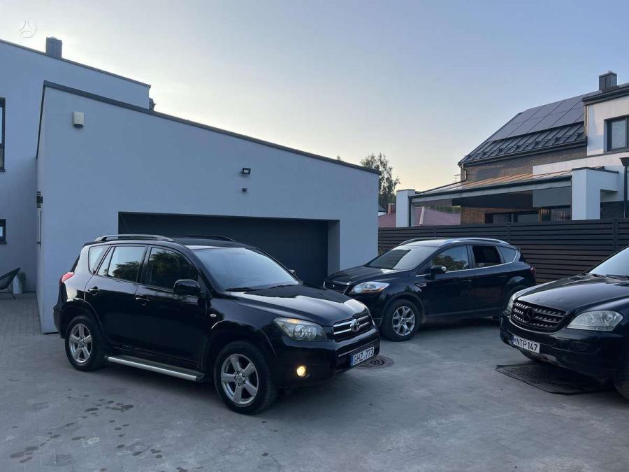 Melns Toyota RAV4 2007 Viļņa, ar dzinēja tilpumu 2.23 L un nobraukumu 320 tūkst. km par 3400 €, foto 3 vietnē AUTOMOTO.COM.LV