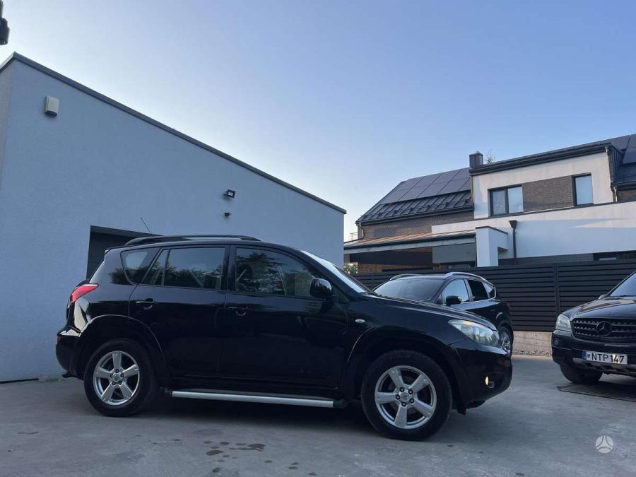 Melns Toyota RAV4 2007 Viļņa, ar dzinēja tilpumu 2.23 L un nobraukumu 320 tūkst. km par 3400 €, foto 4 vietnē AUTOMOTO.COM.LV