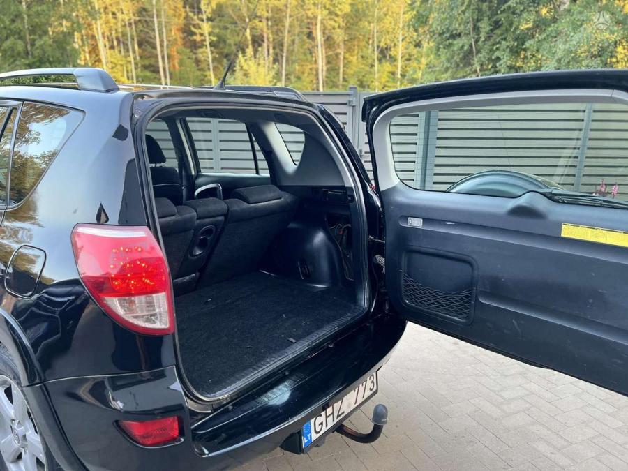Melns Toyota RAV4 2007 Viļņa, ar dzinēja tilpumu 2.23 L un nobraukumu 320 tūkst. km par 3400 €, foto 7 vietnē AUTOMOTO.COM.LV