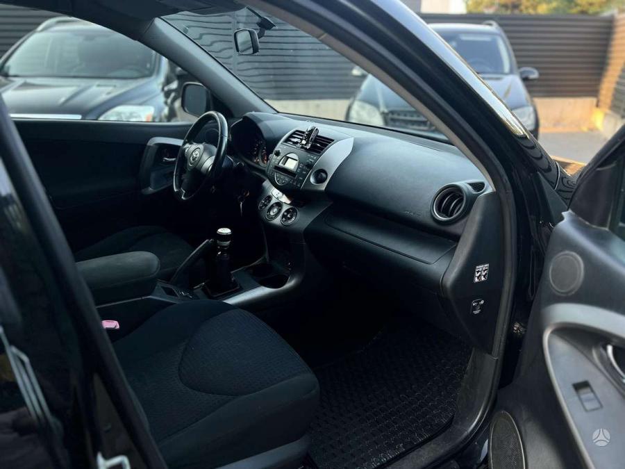 Melns Toyota RAV4 2007 Viļņa, ar dzinēja tilpumu 2.23 L un nobraukumu 320 tūkst. km par 3400 €, foto 13 vietnē AUTOMOTO.COM.LV