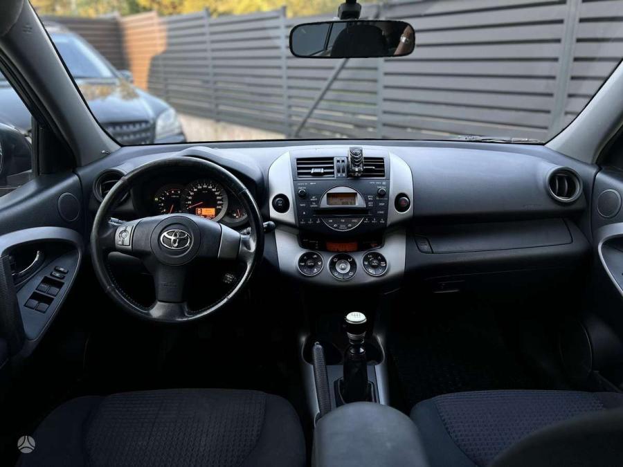 Melns Toyota RAV4 2007 Viļņa, ar dzinēja tilpumu 2.23 L un nobraukumu 320 tūkst. km par 3400 €, foto 14 vietnē AUTOMOTO.COM.LV
